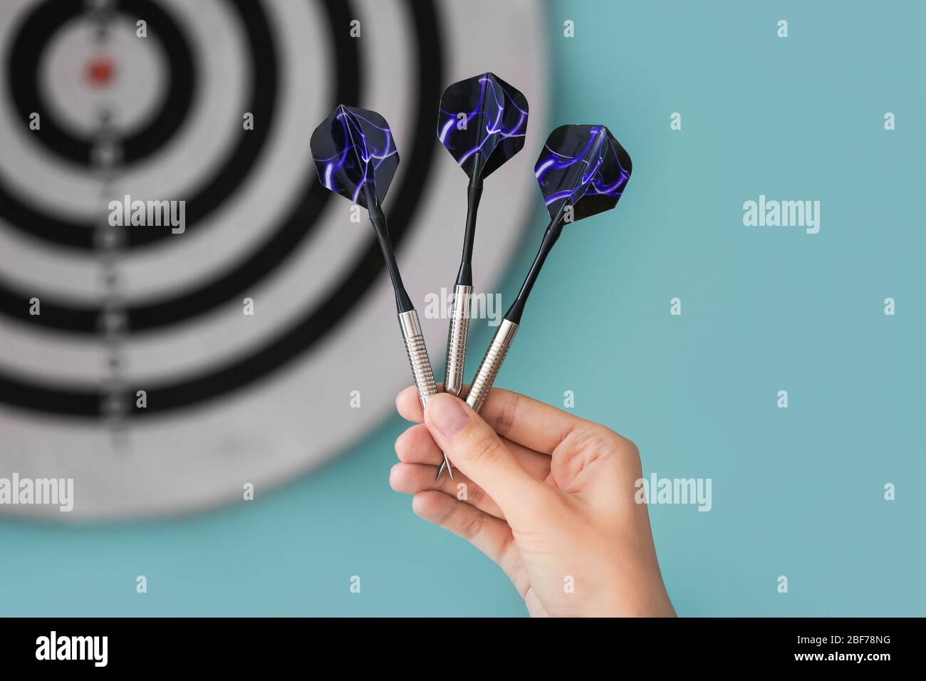 Woman playing darts hi-res stock photography and images - Alamy
