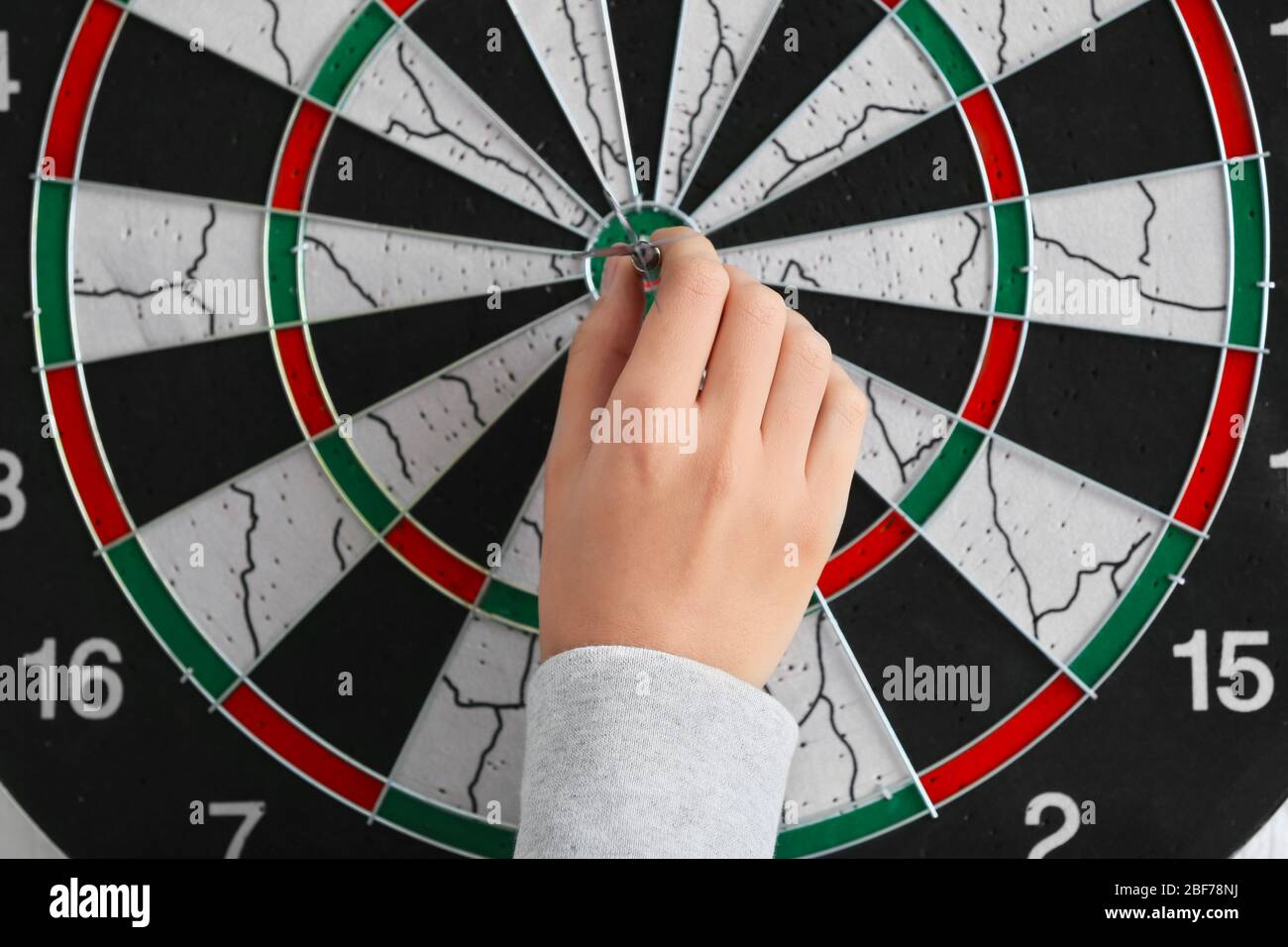 Female darts player hi-res stock photography and images - Alamy