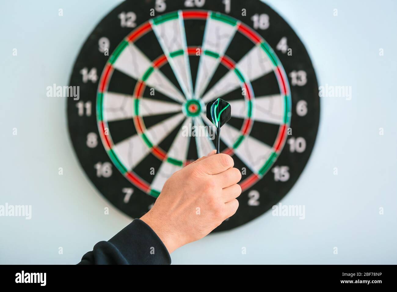 Darts player man hi-res stock photography and images - Alamy