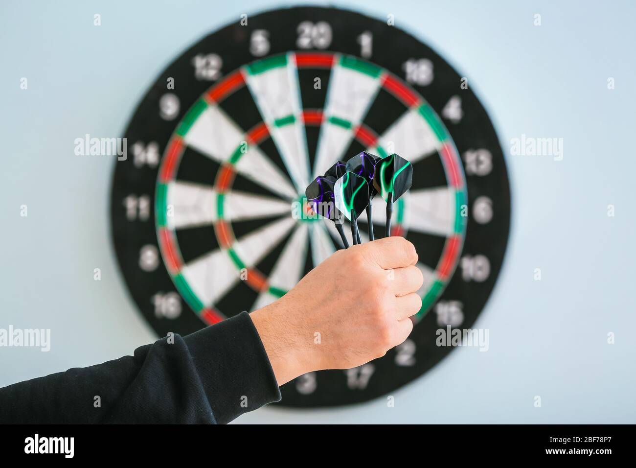 Man playing darts hi-res stock photography and images - Alamy
