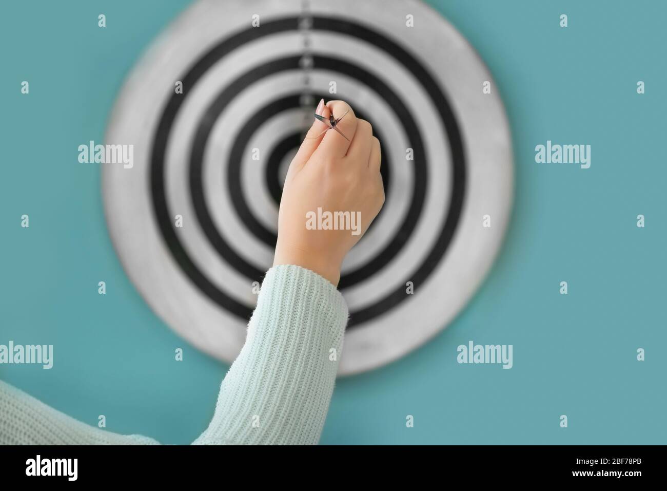 Female darts player hi-res stock photography and images - Alamy