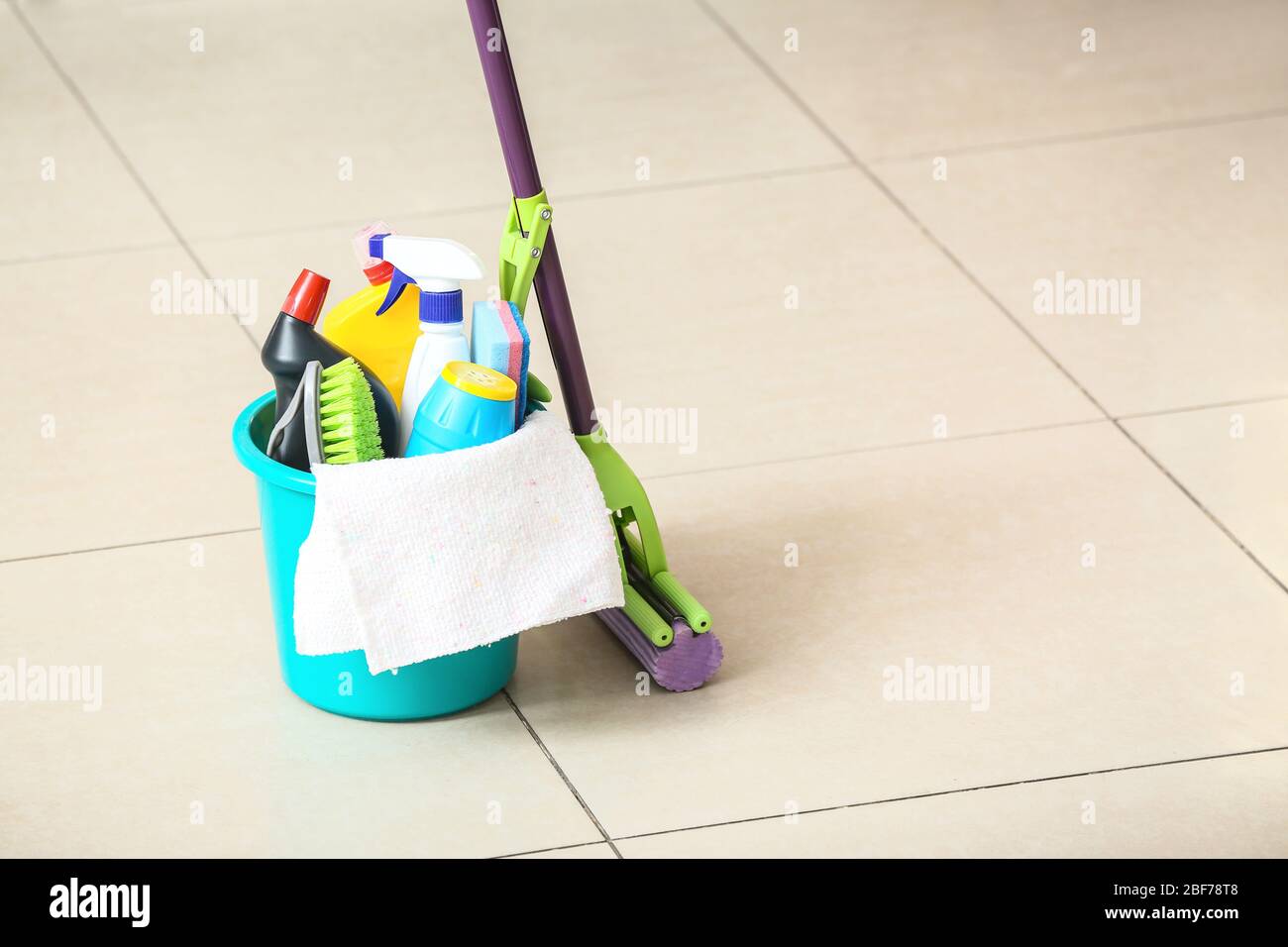 Set of cleaning items in bucket hi-res stock photography and images - Alamy