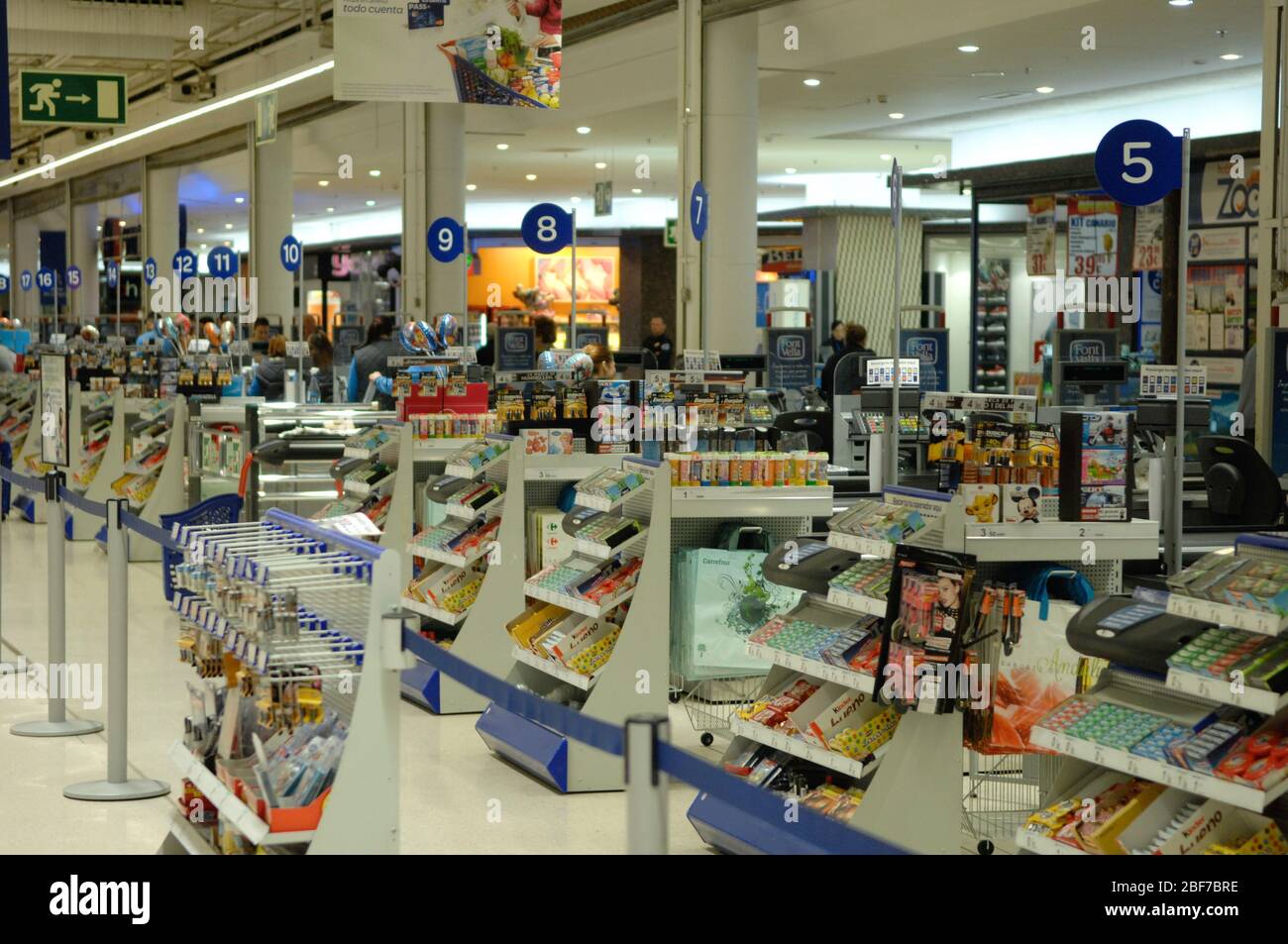 Supermarket checkout operator hi-res stock photography and images - Alamy