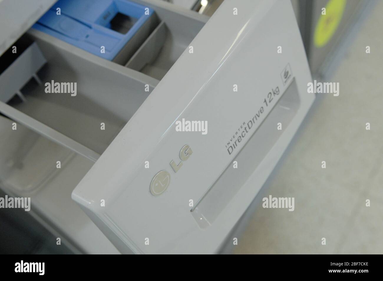Lg washing machine hi-res stock photography and images - Alamy