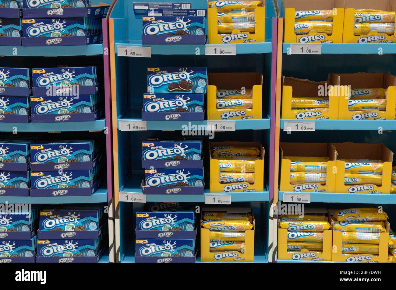 Oreo biscuit hi-res stock photography and images - Alamy