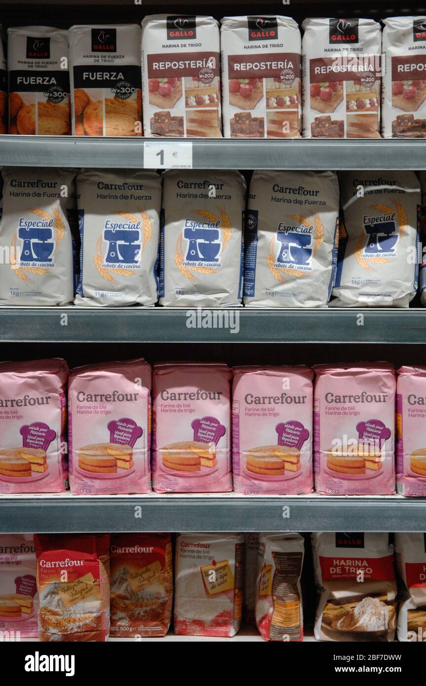 Flour supermarket shelves hi-res stock photography and images - Alamy