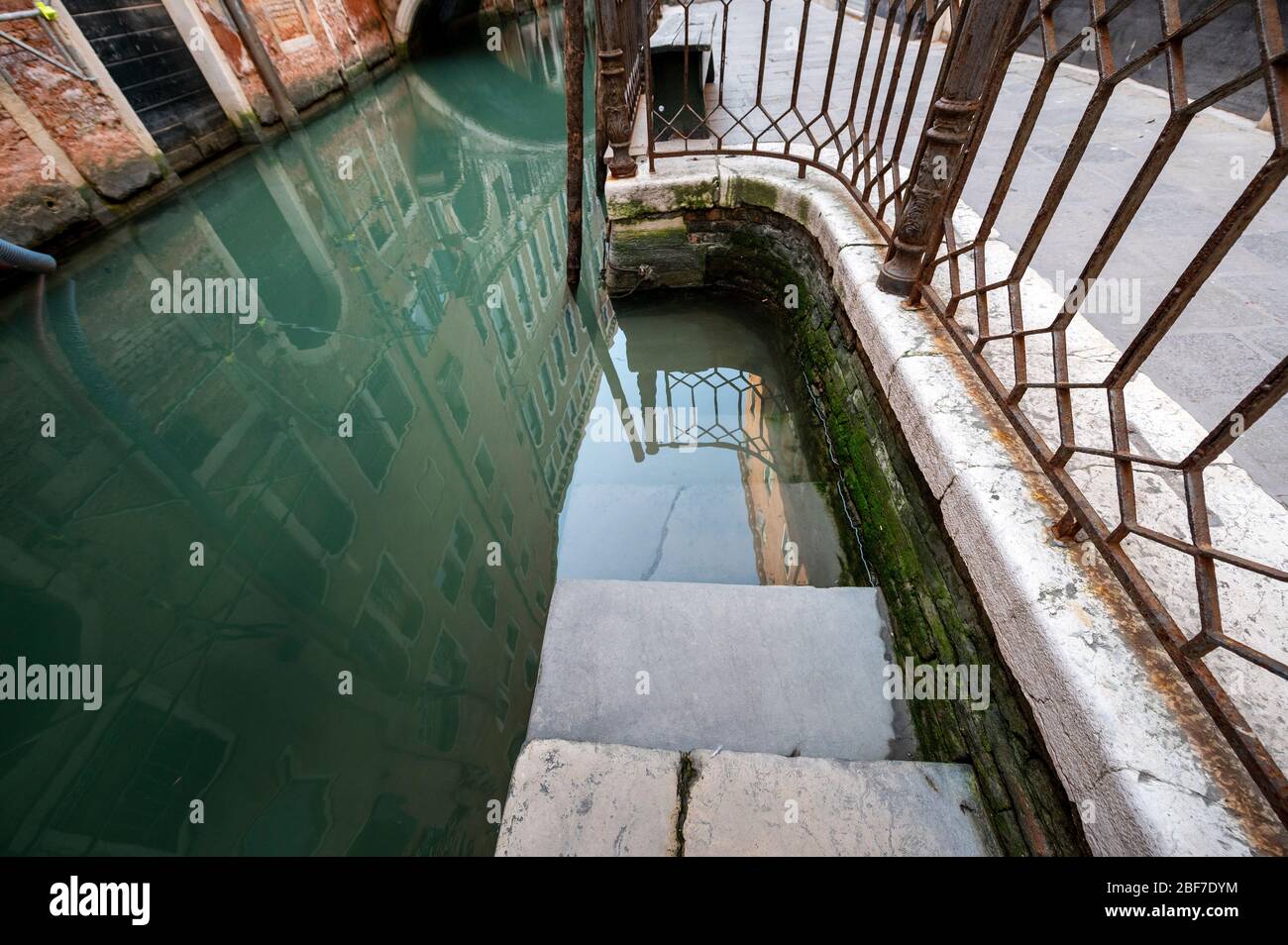 03/28/2020 Venice - Italy Venice is shrouded in silence and clean water ...