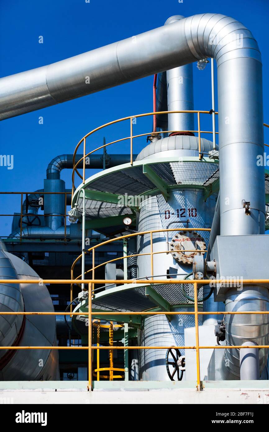 Crude oil refinery distillation tower hi-res stock photography and ...