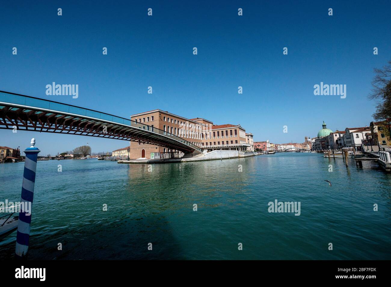 03/28/2020 Venice - Italy Venice is shrouded in silence and clean water ...
