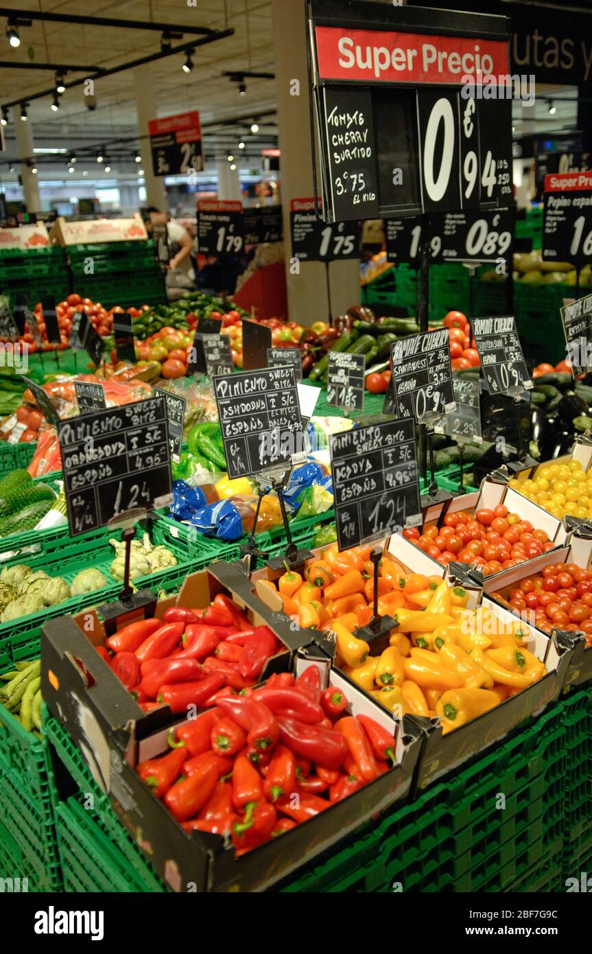 vegetable section in a supermarket Stock Photo - Alamy