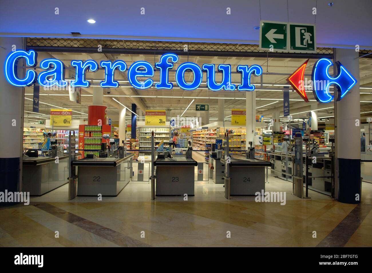 Supermarket checkout operator hi-res stock photography and images - Alamy