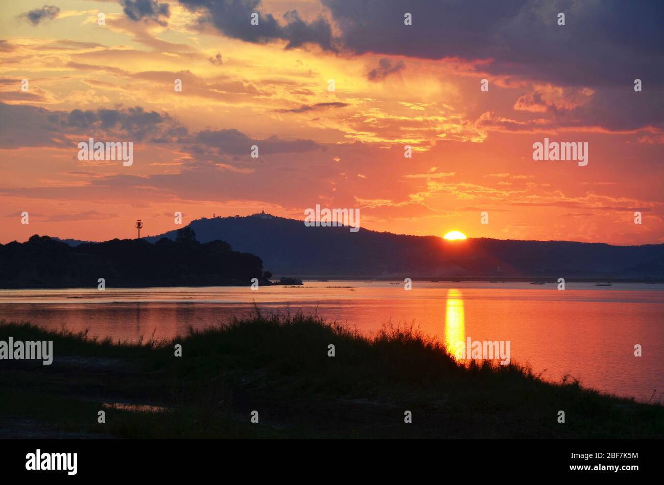 Myanmar river mountains hi-res stock photography and images - Alamy