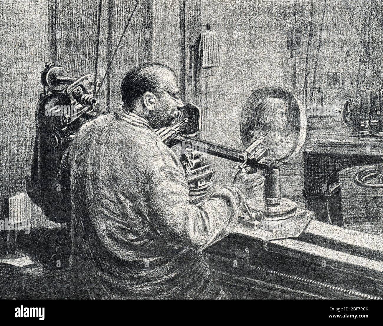 Un medailleur effectuant une reduction de medaille grace au tour a ...