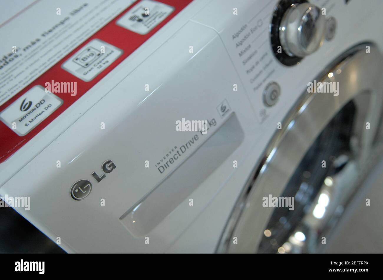 Lg washing machine hi-res stock photography and images - Alamy