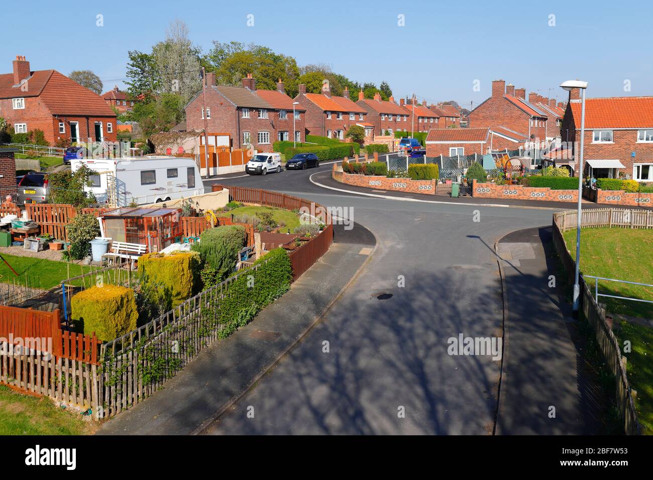 Looking along Hill Crest Close in Swillington towards Hill Crest which ...