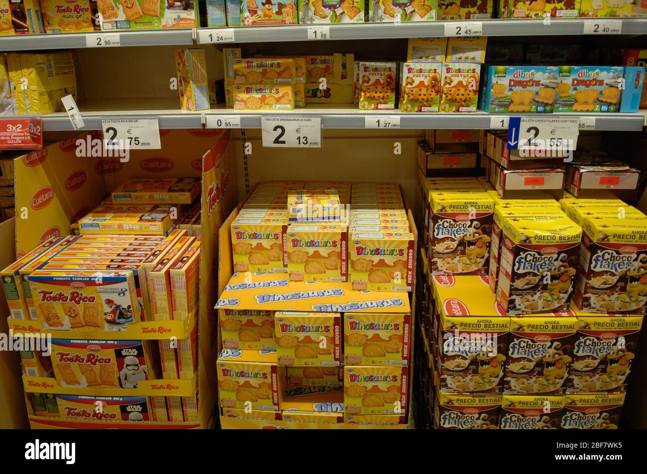 Supermarket shelves biscuits hi-res stock photography and images - Alamy