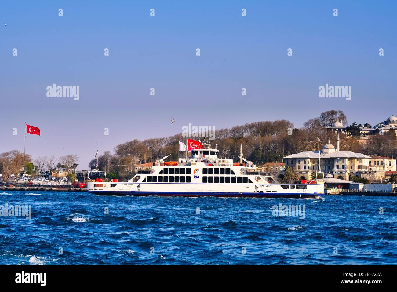 İDO Ferries carrying passengers in Istanbul Strait Stock Photo - Alamy