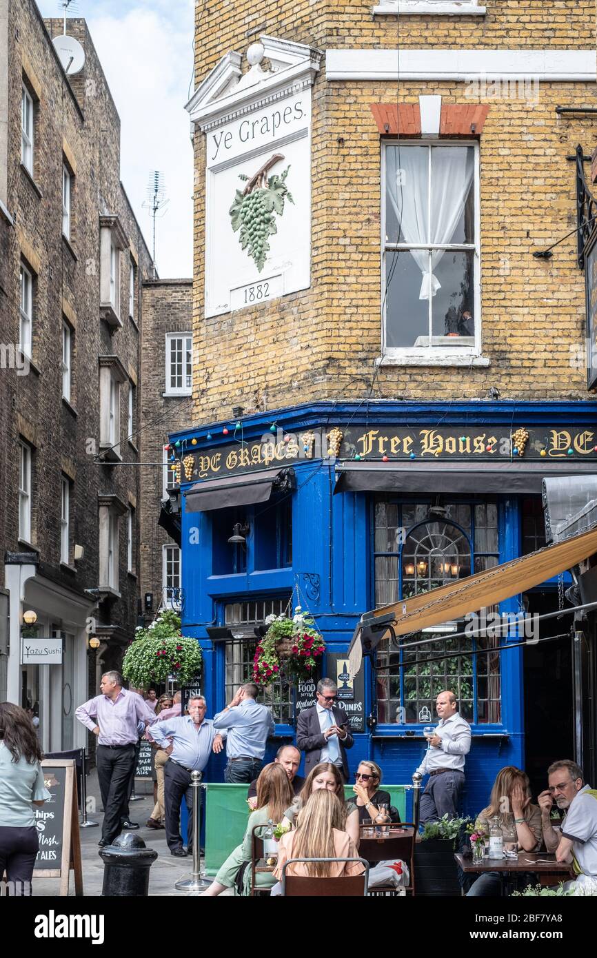 Typical english pub hi-res stock photography and images - Alamy