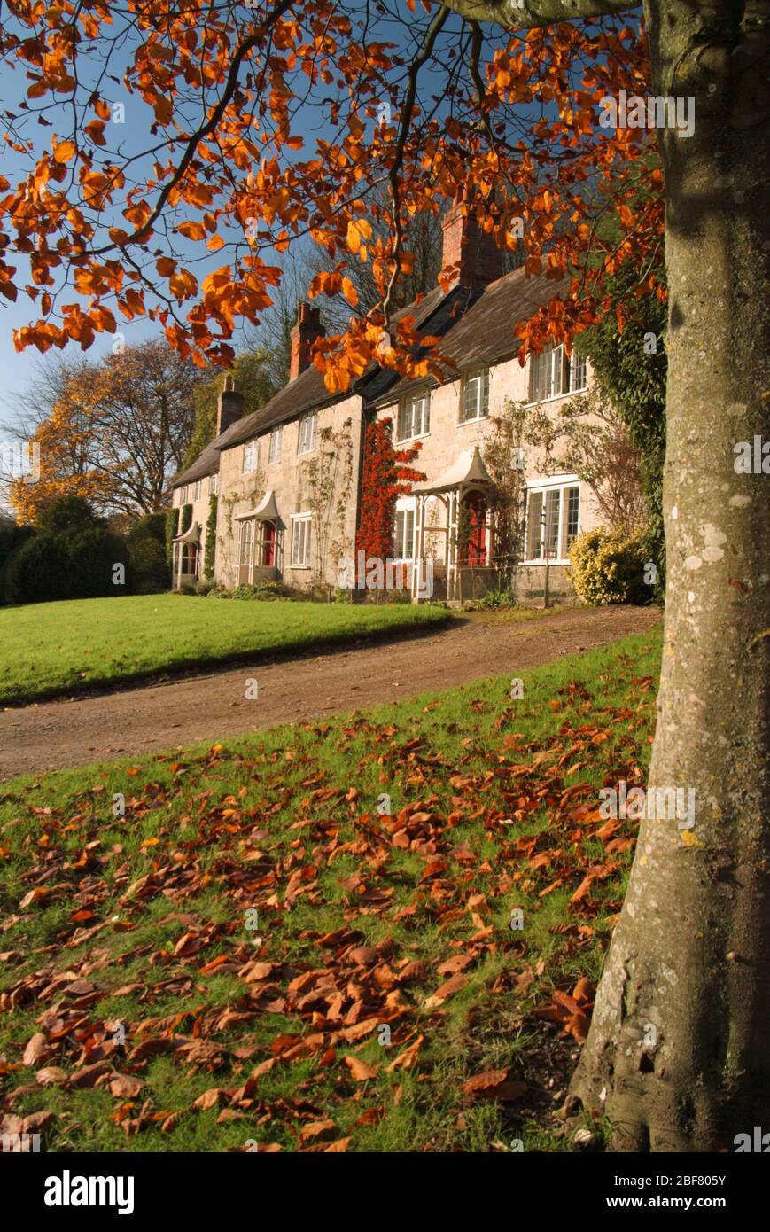 Cottages stourhead hi-res stock photography and images - Alamy