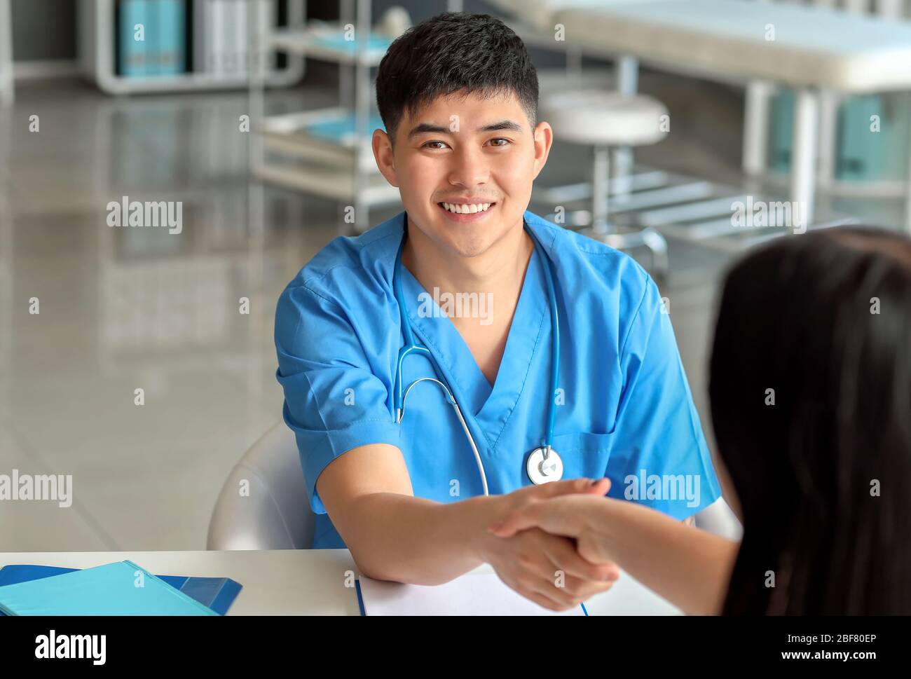 Patient shaking doctor hand table hi-res stock photography and images ...