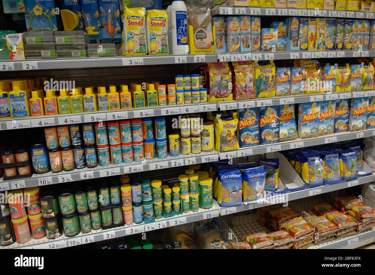 Pet fish foods hi-res stock photography and images - Alamy