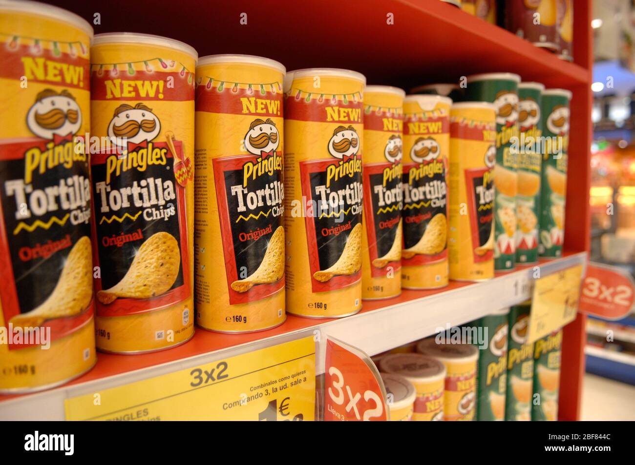Pringles tortilla chips hi-res stock photography and images - Alamy