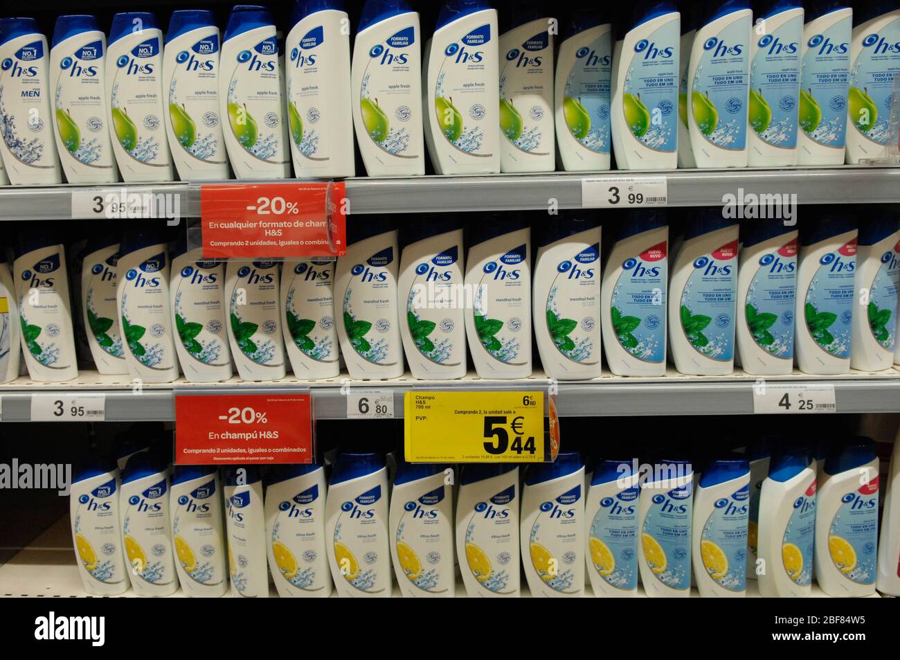 Head and shoulders shampoo hi-res stock photography and images - Alamy