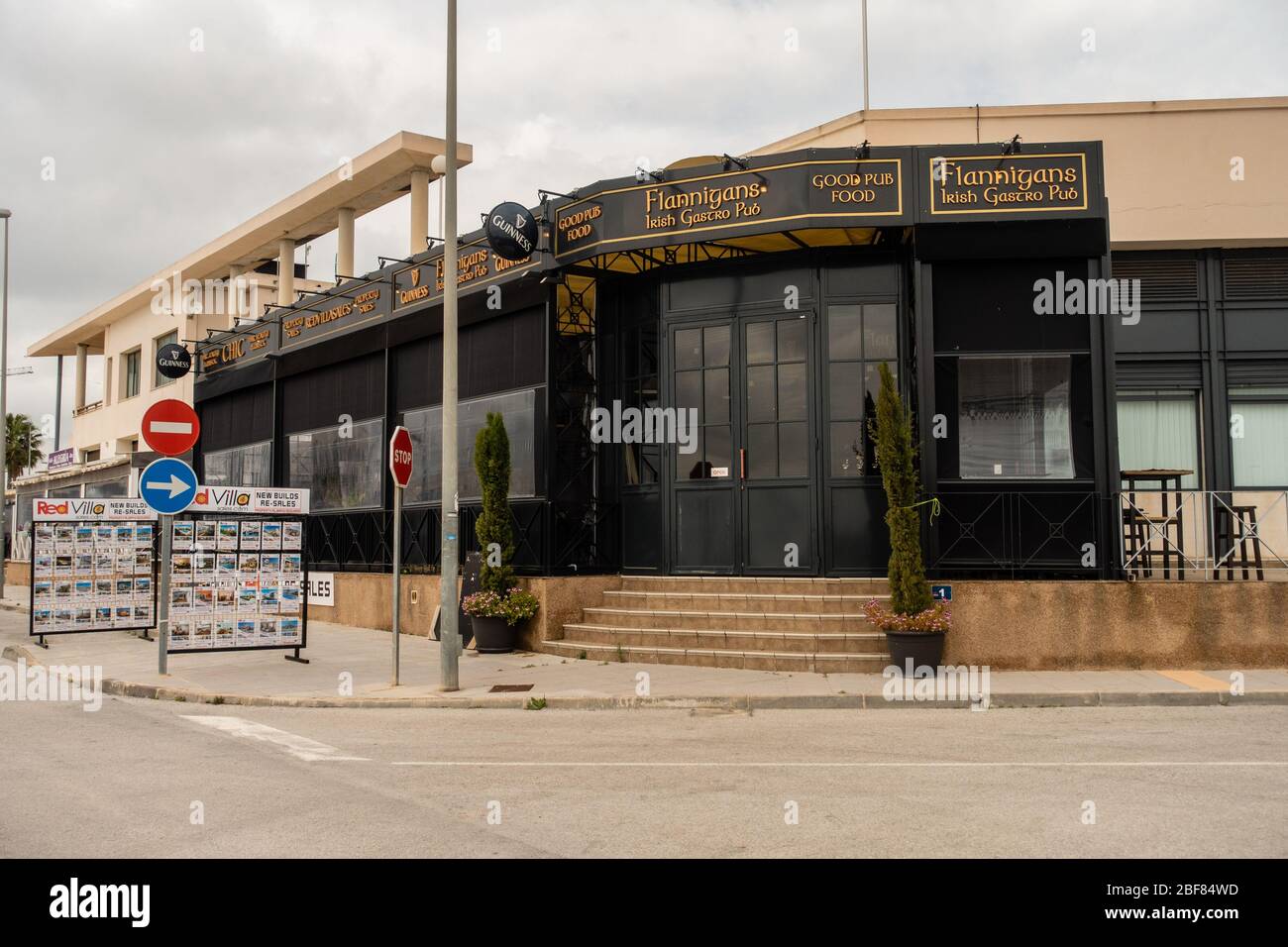 bar closed for business Stock Photo - Alamy
