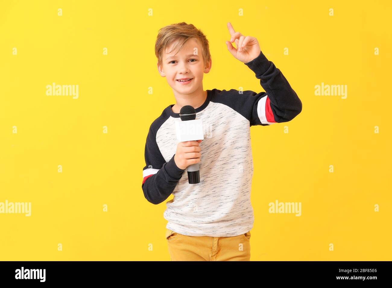 Kid reporter with microphone hi-res stock photography and images - Alamy