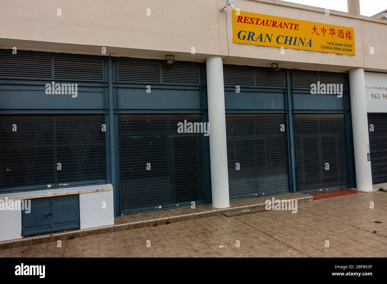 Bar and restaurant closed sign hi-res stock photography and images - Alamy