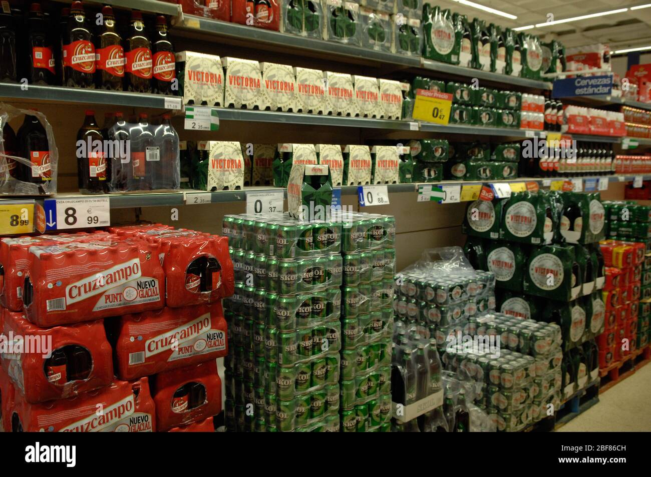 Beers on shelves hi-res stock photography and images - Alamy