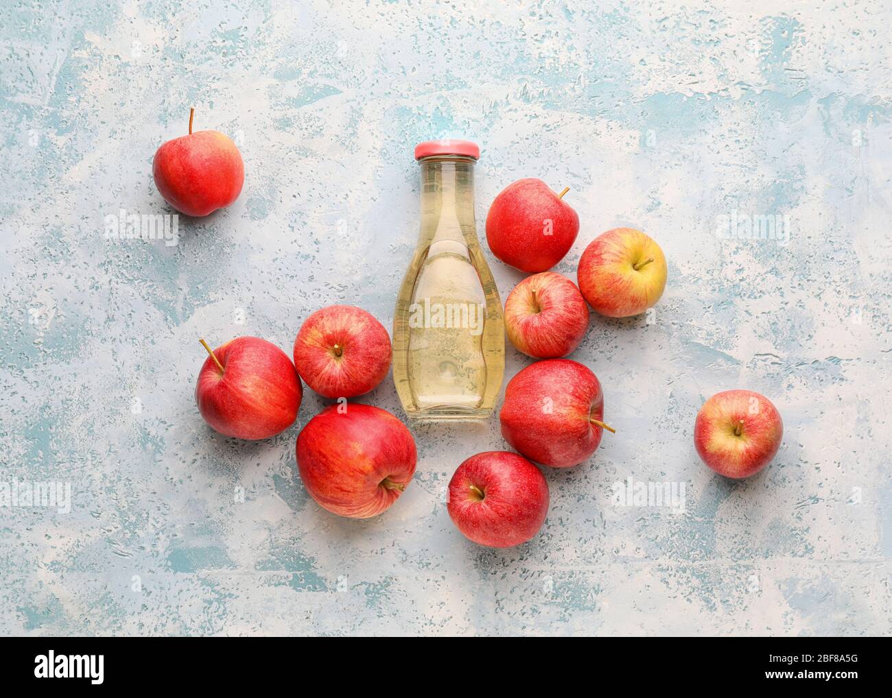 Bottle of apple cider vinegar on color background Stock Photo - Alamy