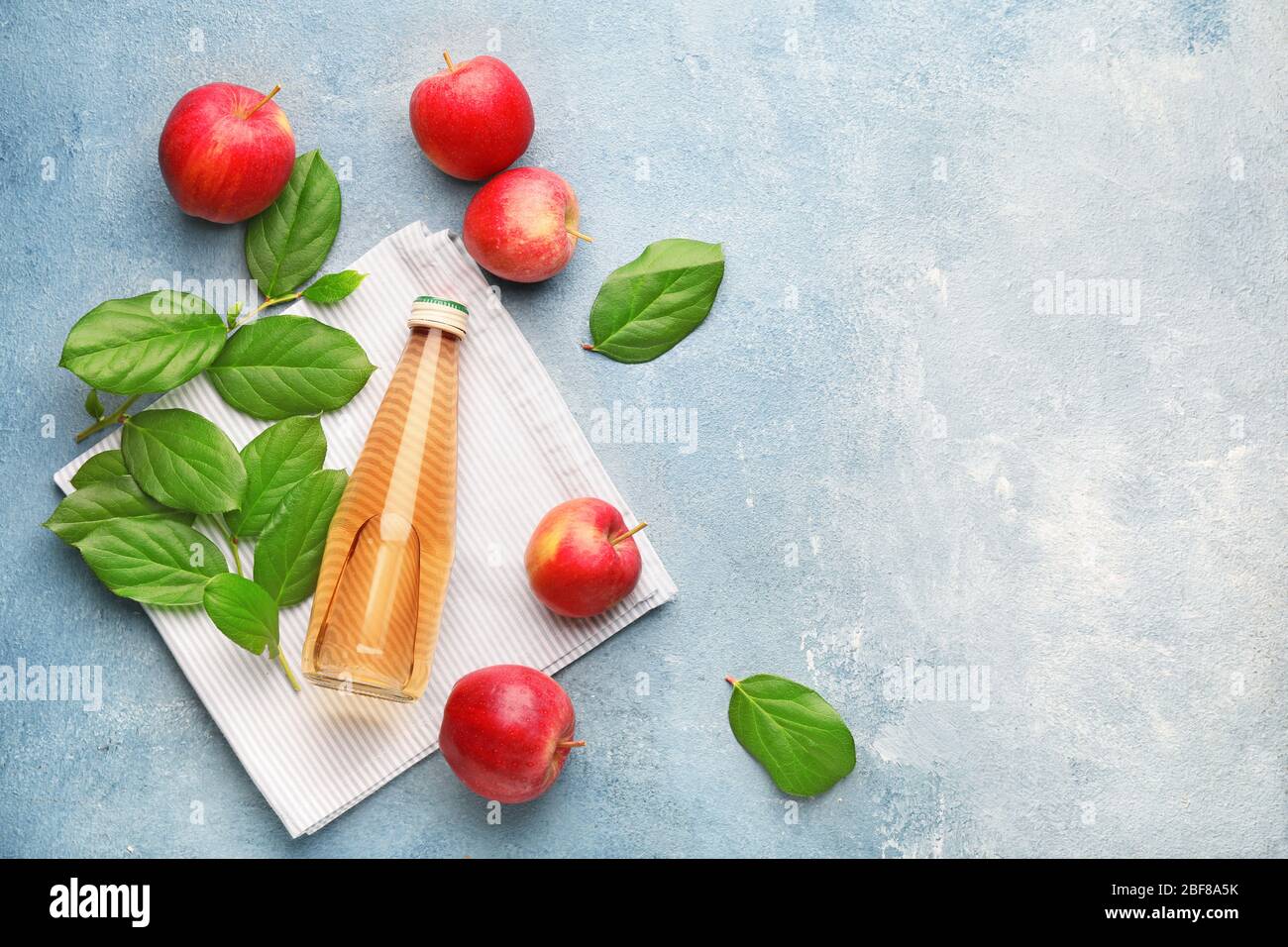 Bottle of apple cider vinegar on color background Stock Photo - Alamy