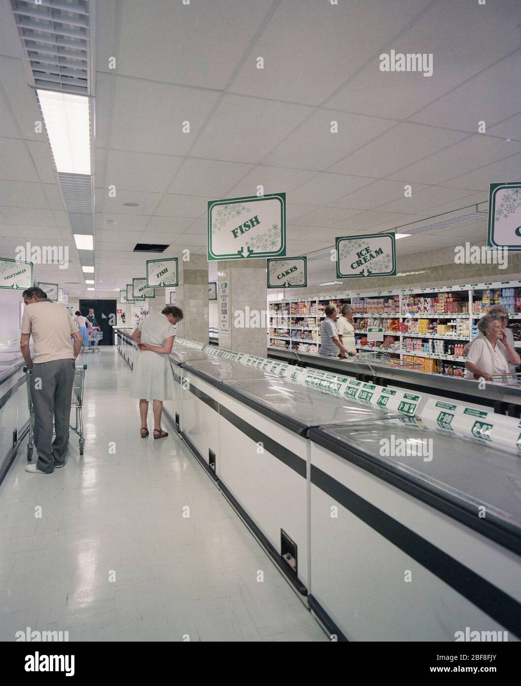 1987 Kwik Save supermarket, Porthmadog, North Wales,UK Stock Photo - Alamy