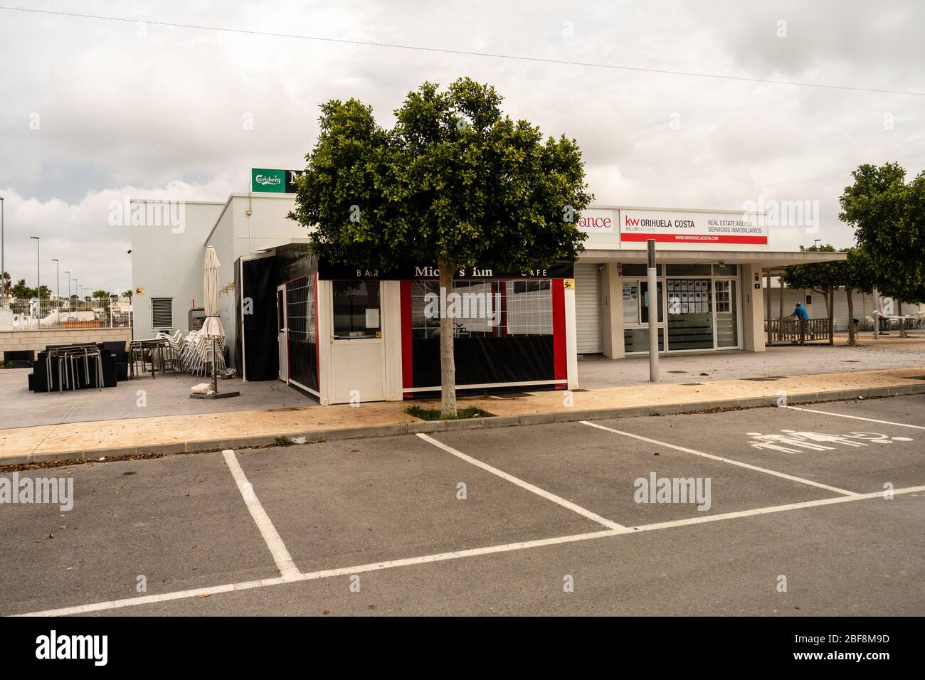 bar closed for business Stock Photo - Alamy