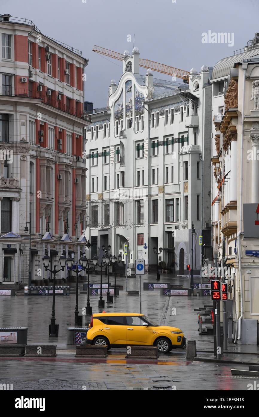 Moscow. Taxi at the Kuznetsk bridge Stock Photo - Alamy