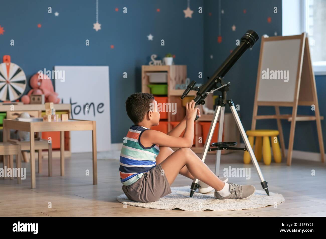 Boy telescope night sky hi-res stock photography and images - Alamy