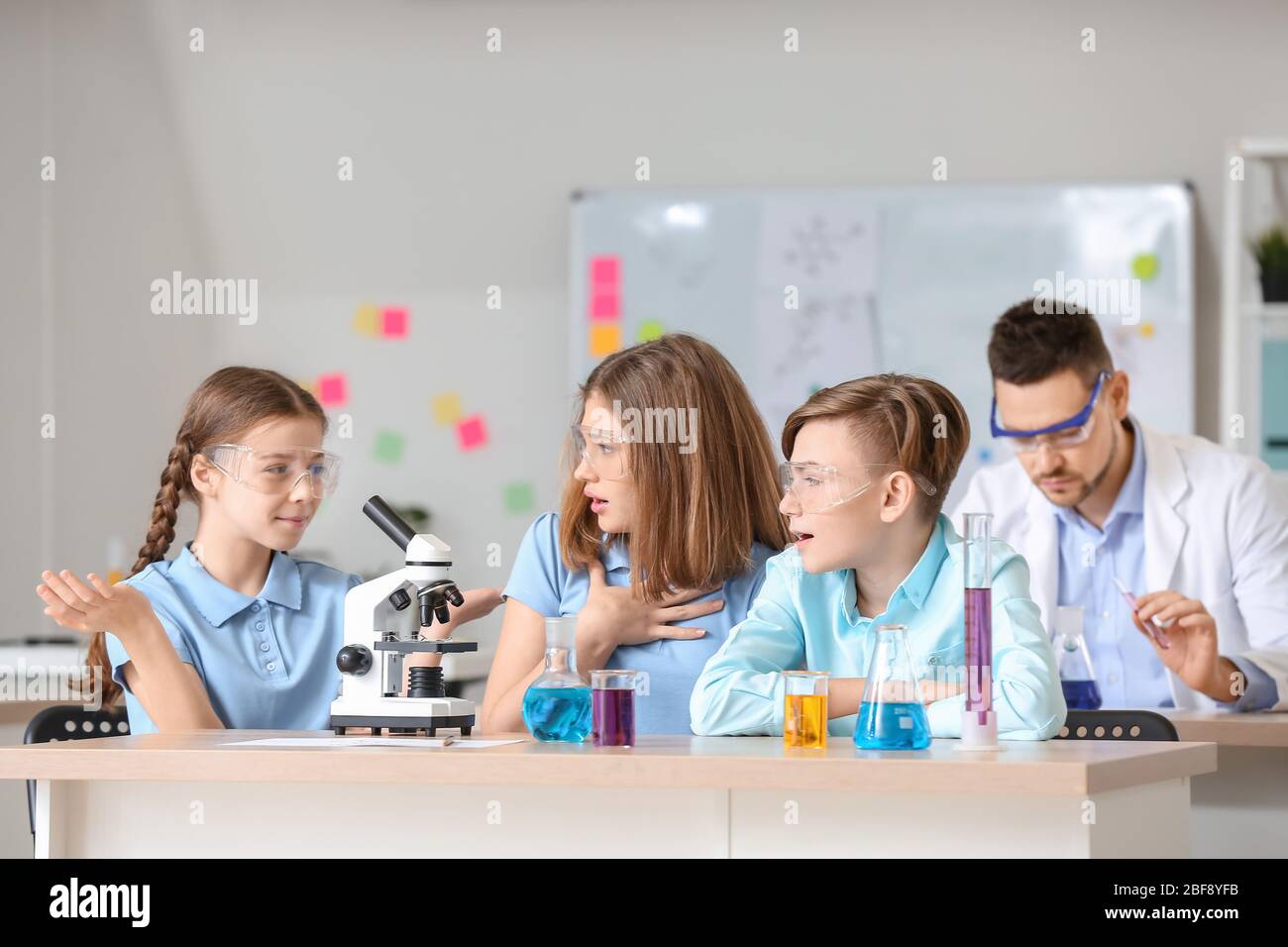 Pupils at chemistry lesson in classroom Stock Photo - Alamy