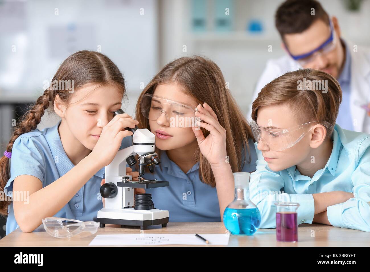 Pupils at chemistry lesson in classroom Stock Photo - Alamy