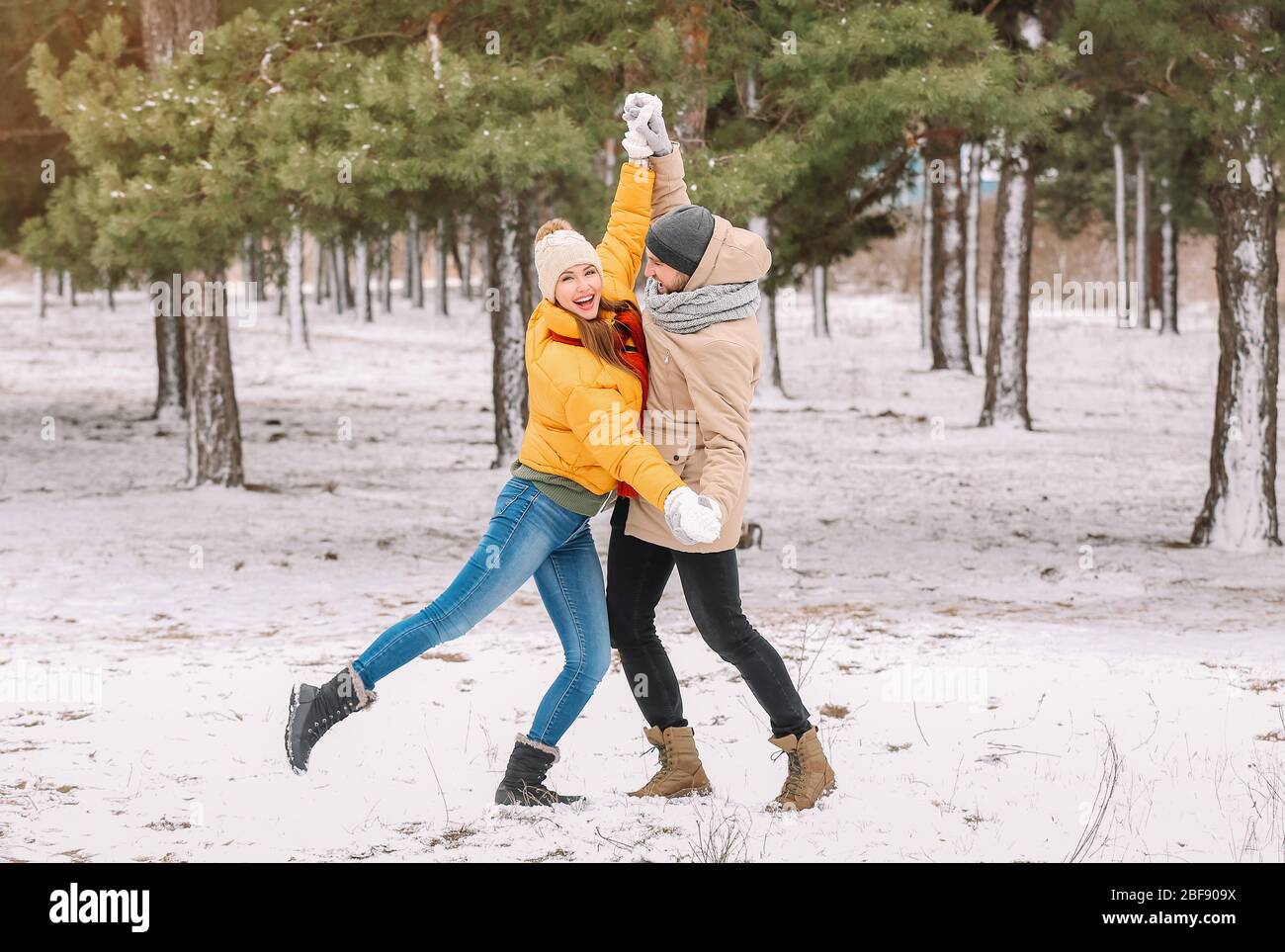 Couple dancing in snow hi-res stock photography and images - Alamy