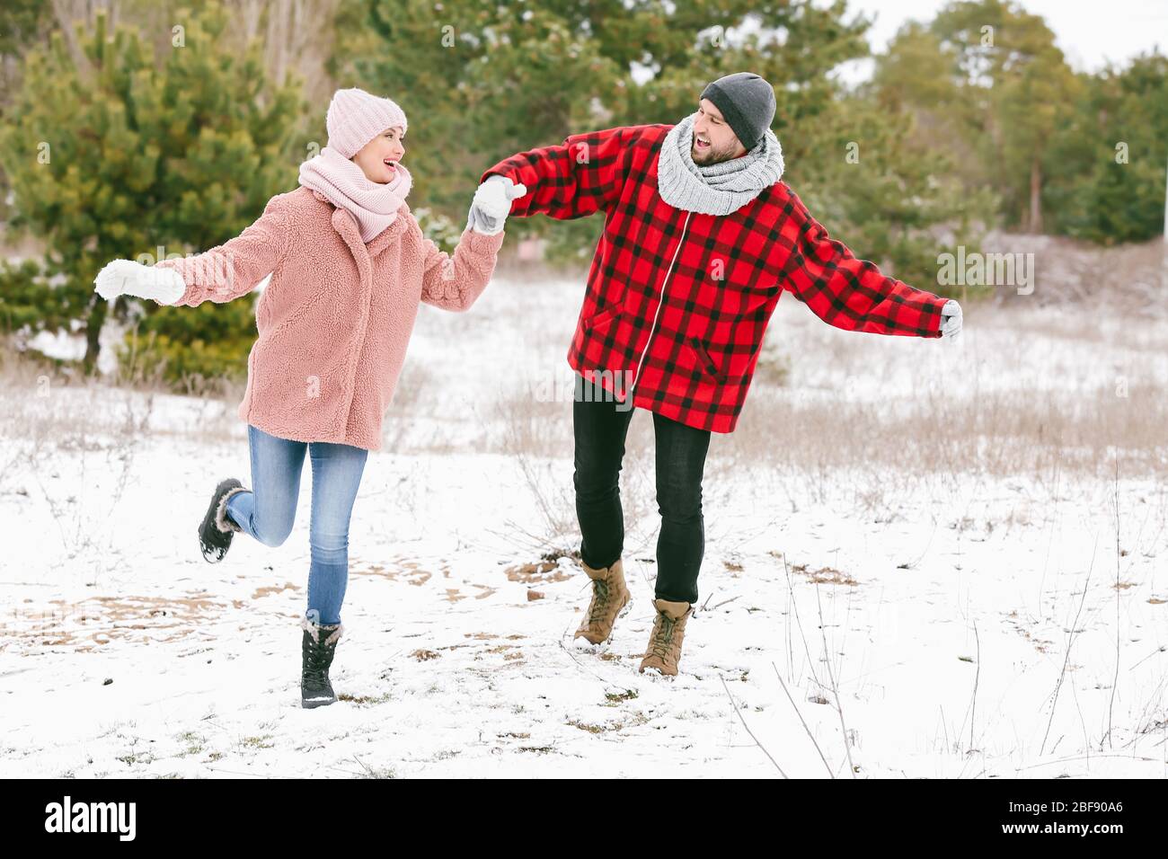 Couple dancing in snow hi-res stock photography and images - Alamy
