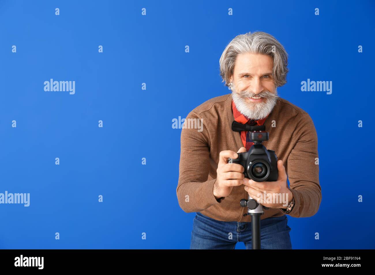 Elderly photographer with tripod hi-res stock photography and images ...