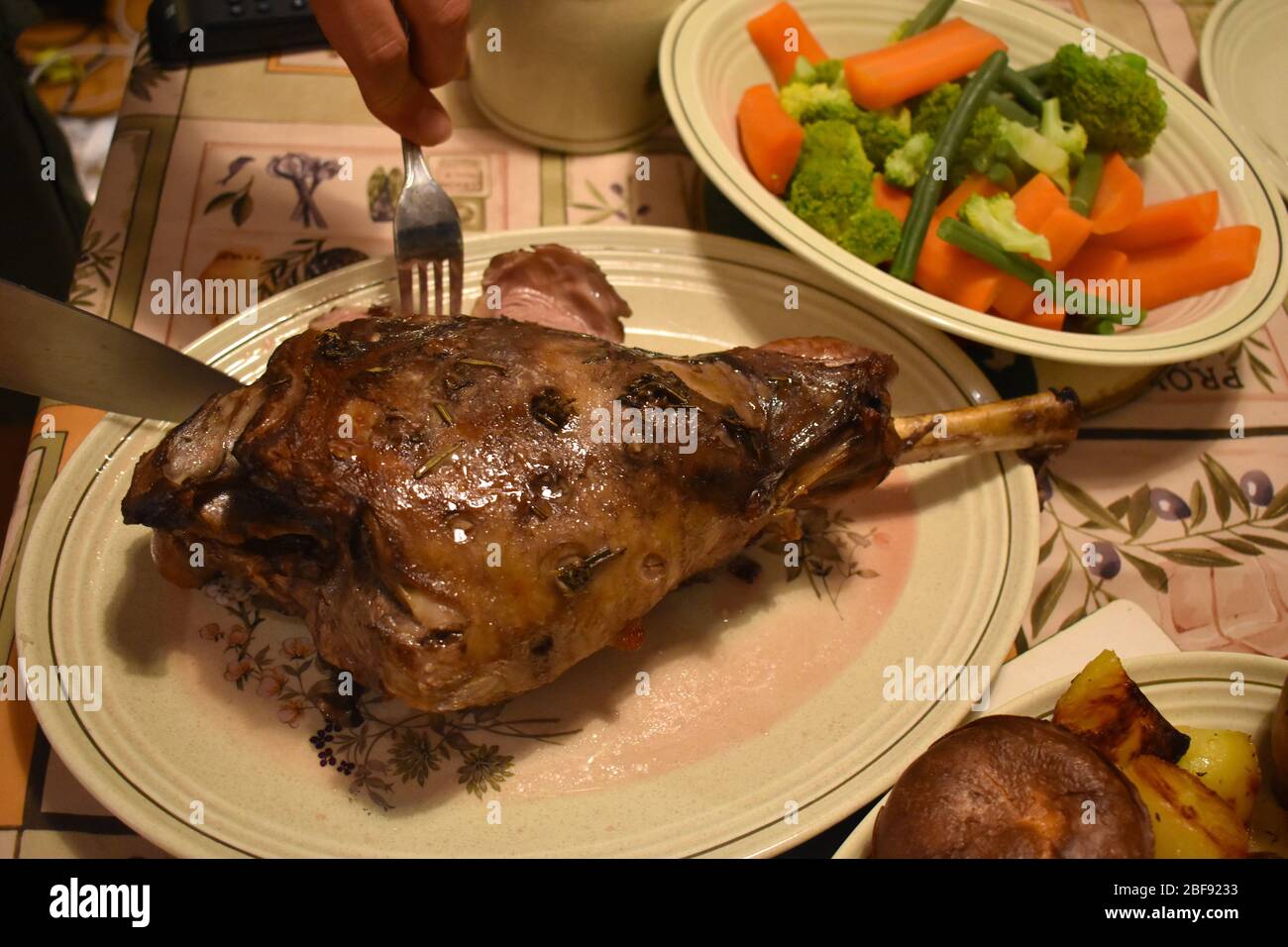 Carving leg of lamb hi-res stock photography and images - Alamy