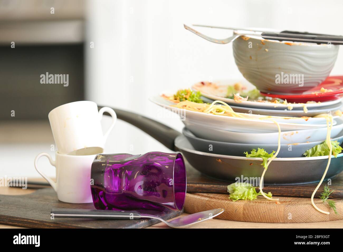 Dirty plates kitchen table hi-res stock photography and images - Alamy