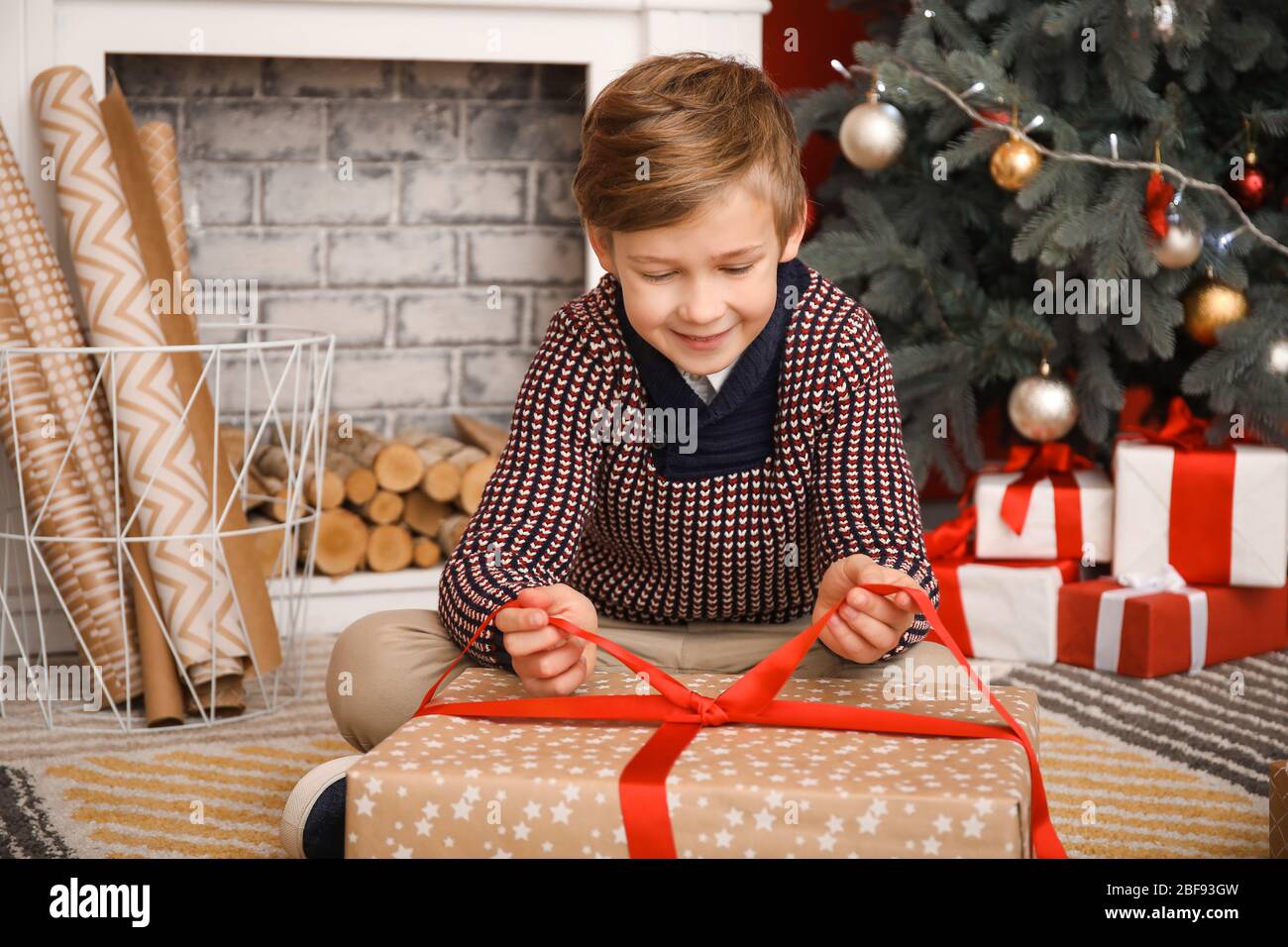 Boy wrapping hi-res stock photography and images - Alamy