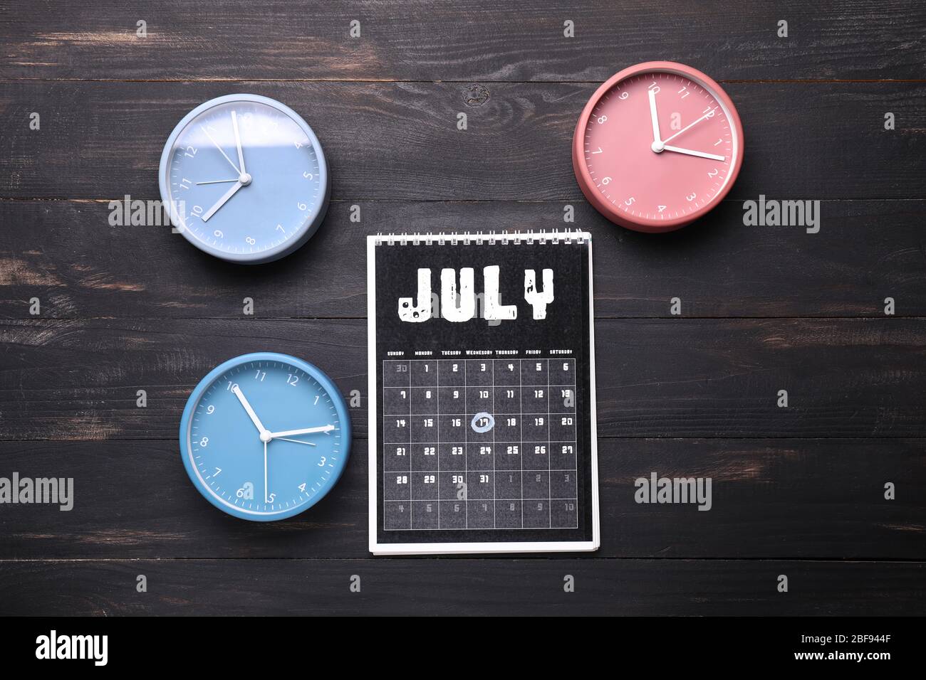 Calendar clocks hi-res stock photography and images - Alamy