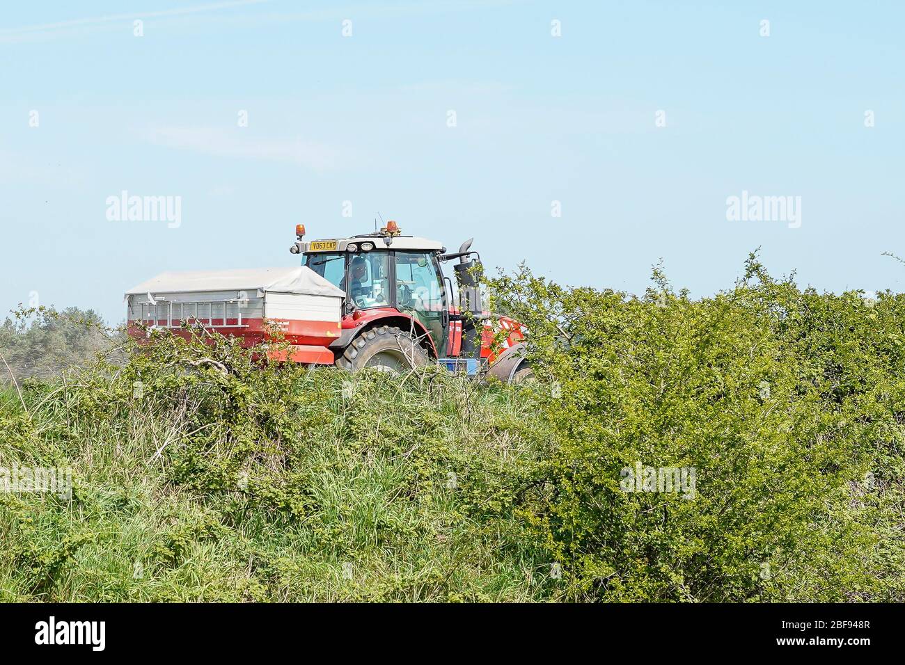 Farmer workers landscape uk hi-res stock photography and images - Alamy