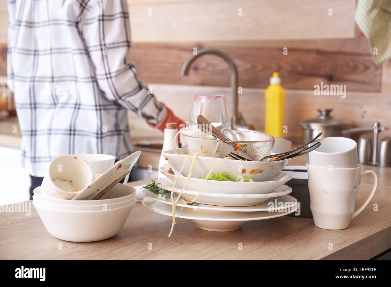 Woman chaos kitchen hi-res stock photography and images - Alamy