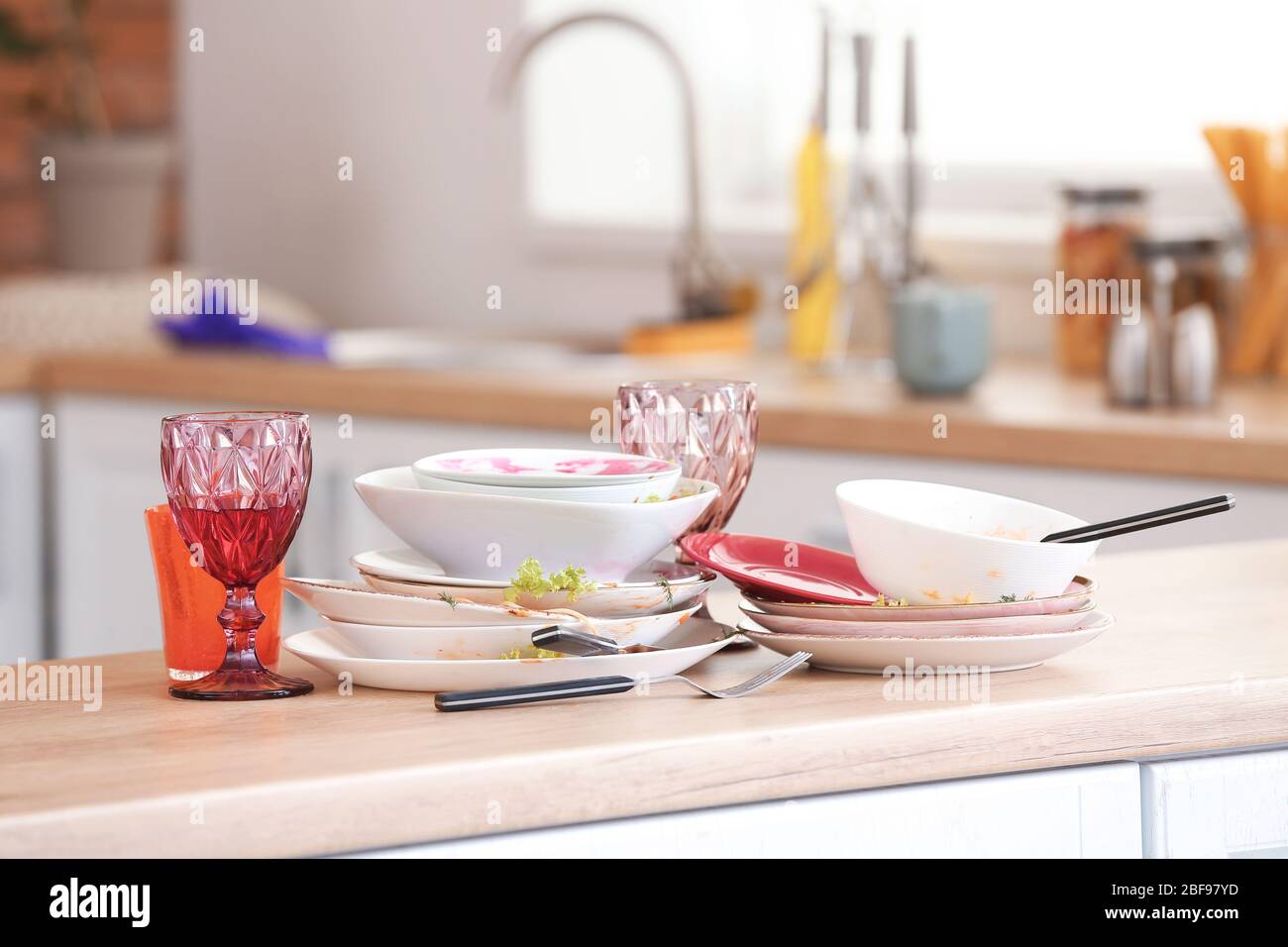 Dirty plates kitchen table hi-res stock photography and images - Alamy