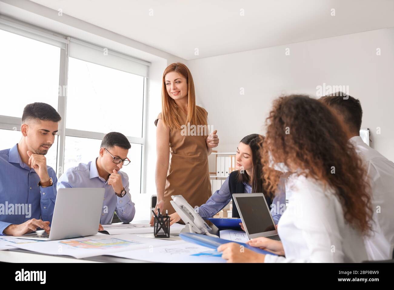 Teaching young people hi-res stock photography and images - Alamy